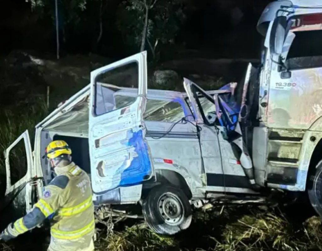 Grave acidente entre carreta e van deixa nove mortos e dez feridos na BR-251 – tpower ...
