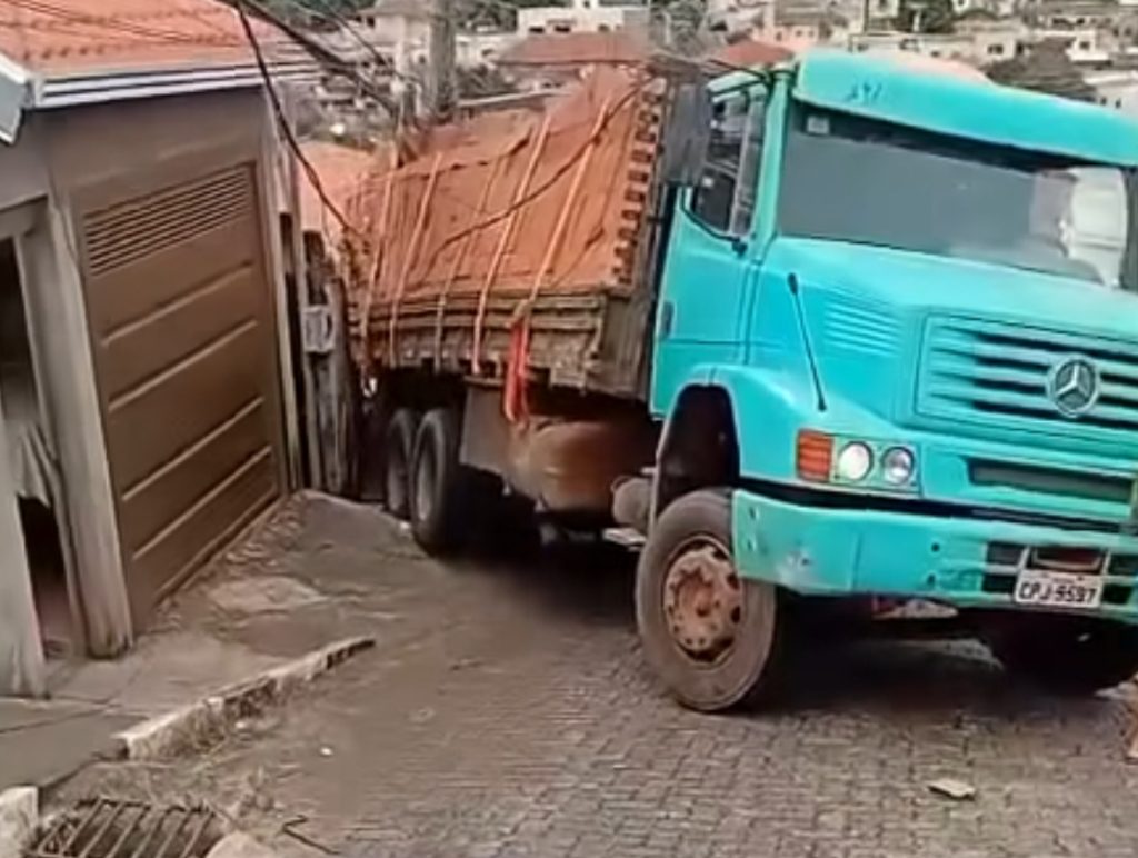 Caminhão carregado com tijolos desce de ré após não conseguir subir rua em Passos (MG) – tpower ...